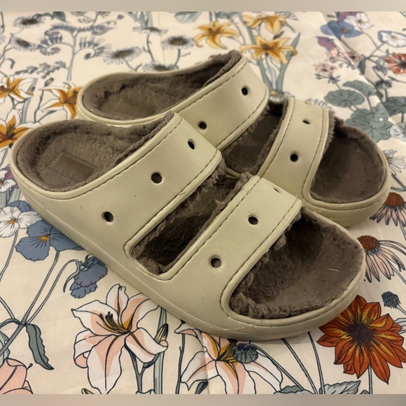 CROCS | Shoes | Crocs Cream Fuzzy Lined Sandals | Poshmark